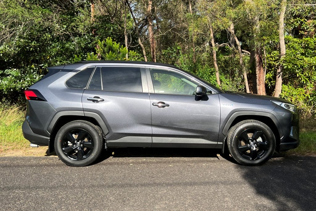 Toyota RAV 4 Hybrid Cruiser AWD SUV 2022 Motoring Minute Review - AnyAuto