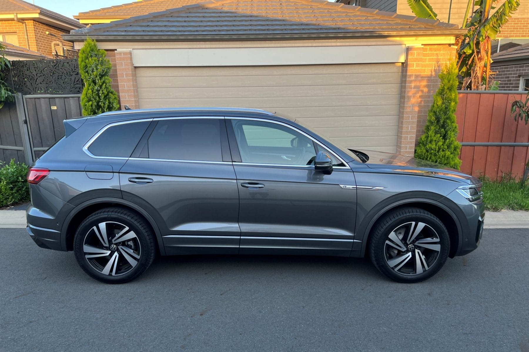 VW Touareg 3.0L V6 210 R Line 2022 Motoring Minute Review - AnyAuto