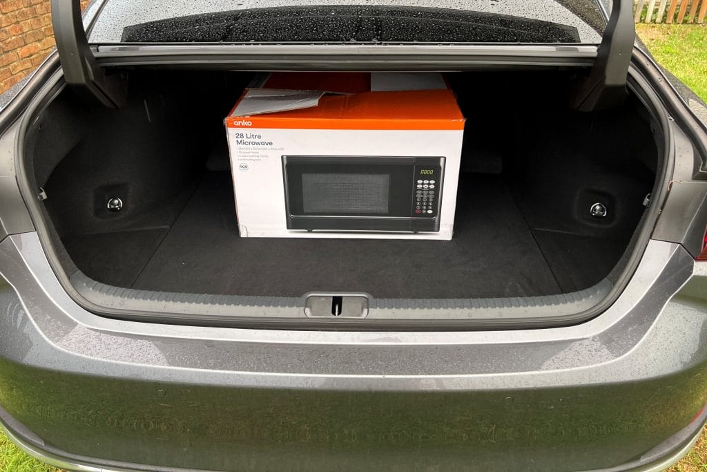 Lexus ES300h Sports Luxury 2022 Motoring Minute Review - AnyAuto