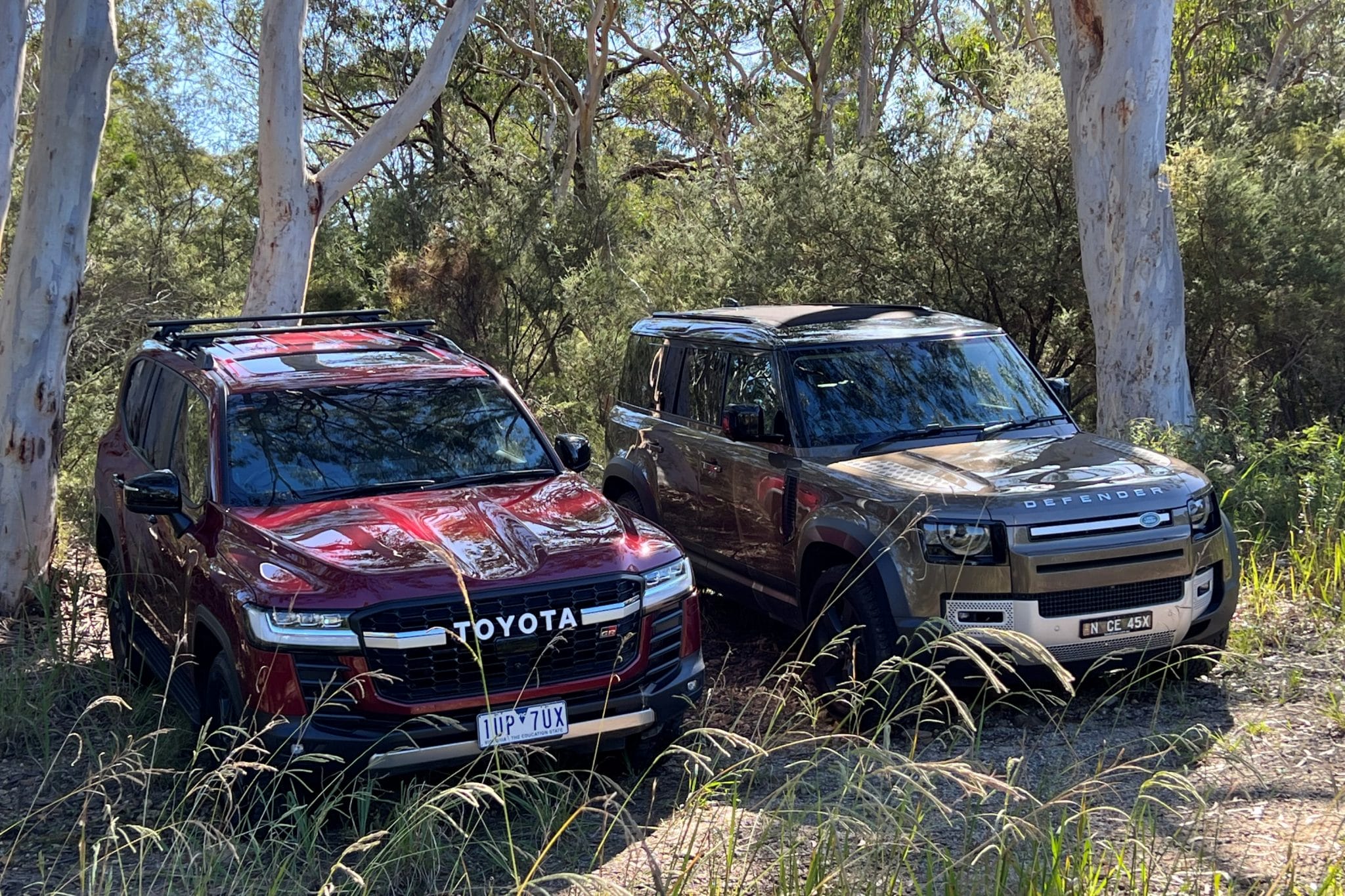 Land Rover Defender D300 SE vs LandCruiser 300 GR Sport 2022 Review ...