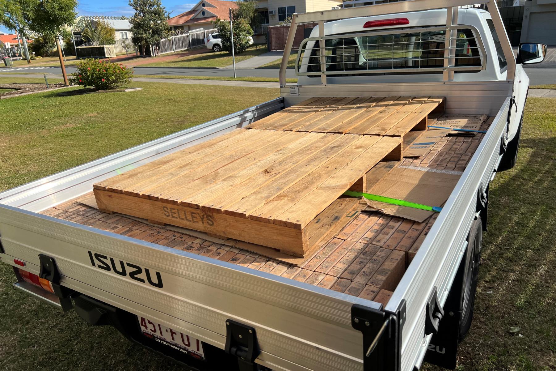 Isuzu D-Max SX Cab Chassis tray back Ute 2023 Review - AnyAuto